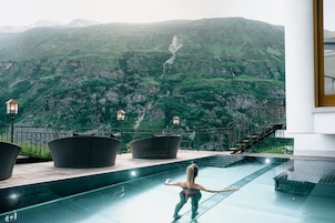 Piscina interna, piscina externa, guarda-sóis, espreguiçadeiras