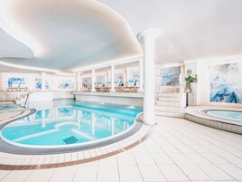 Piscina interior, piscina exterior, guarda-sóis, espreguiçadeiras
