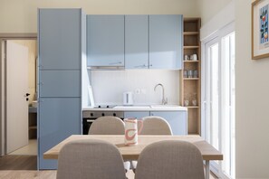 Apartamento, 2 quartos | Cozinha privada | Geladeira, fogão, cooktop