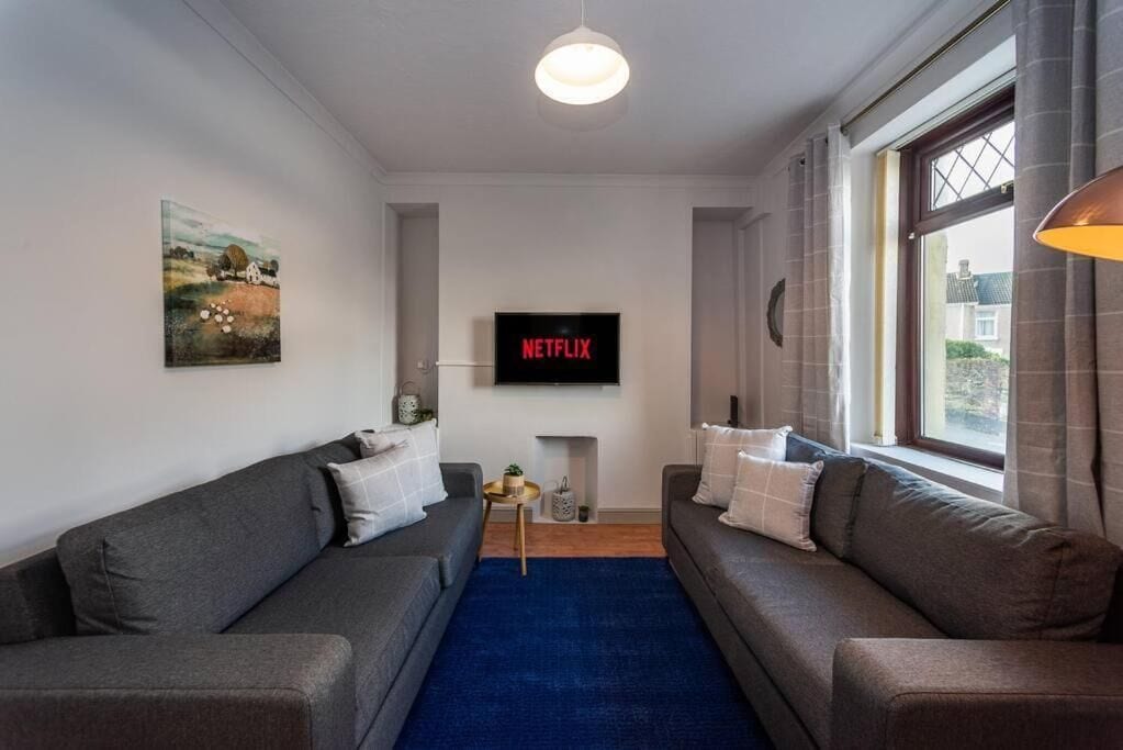 5 Bed Home  Parking  Ideal For Contractors - Wales