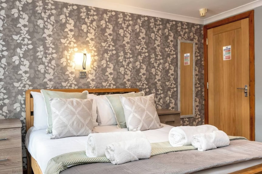 Contractor Base En-suite Parking On-site - Gales