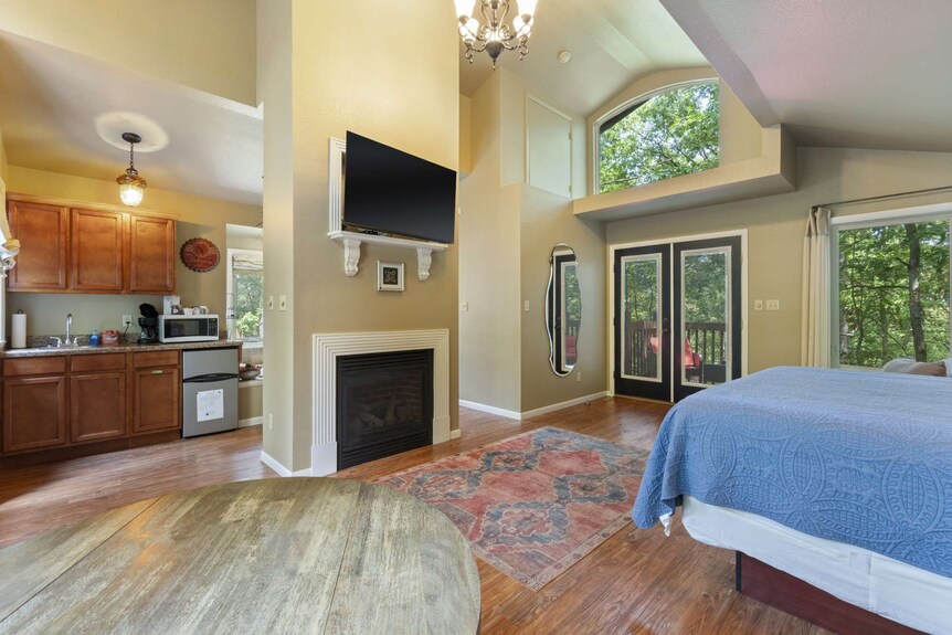 The Love Nest Treehouse With Jacuzzi - Eureka Springs, AR