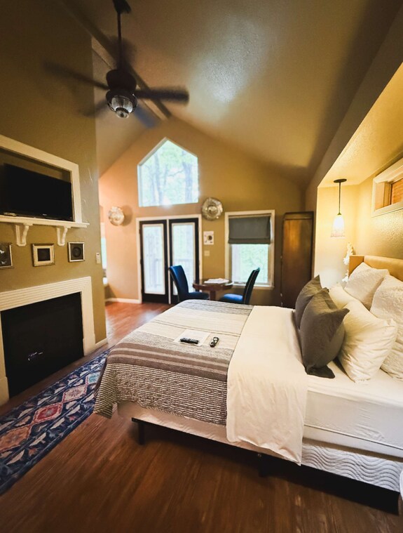 Royal Oak Treehouse With Jacuzzi - Eureka Springs, AR