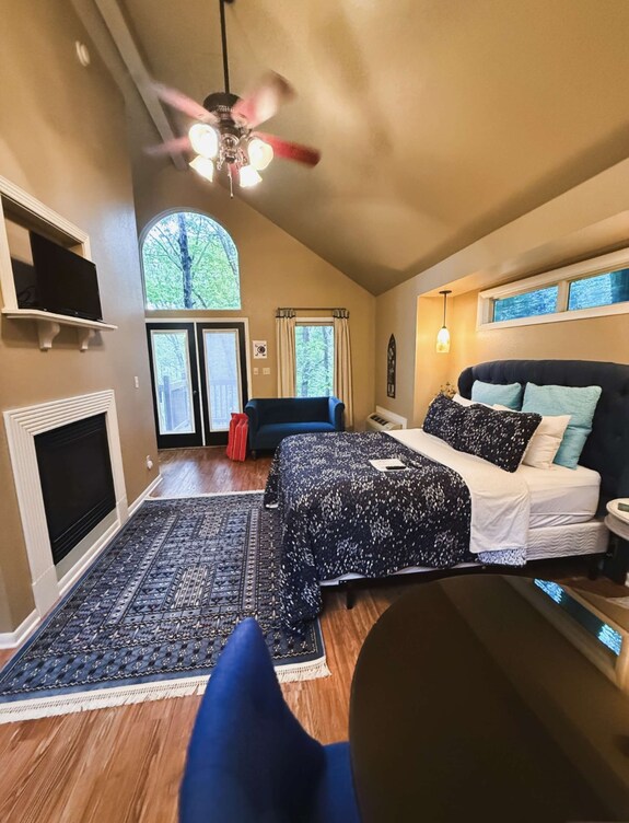 Big Pine Treehouse With Jacuzzi - Eureka Springs, AR