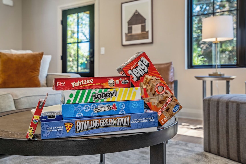 Custom Falcon Putting Green And Luxury Combined To Create Your Dream Stay Here In The Heart Of Bowling Green - Bowling Green, OH