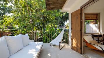 Quarto, 1 cama queen-size, varanda, junto à piscina | Sala de estar