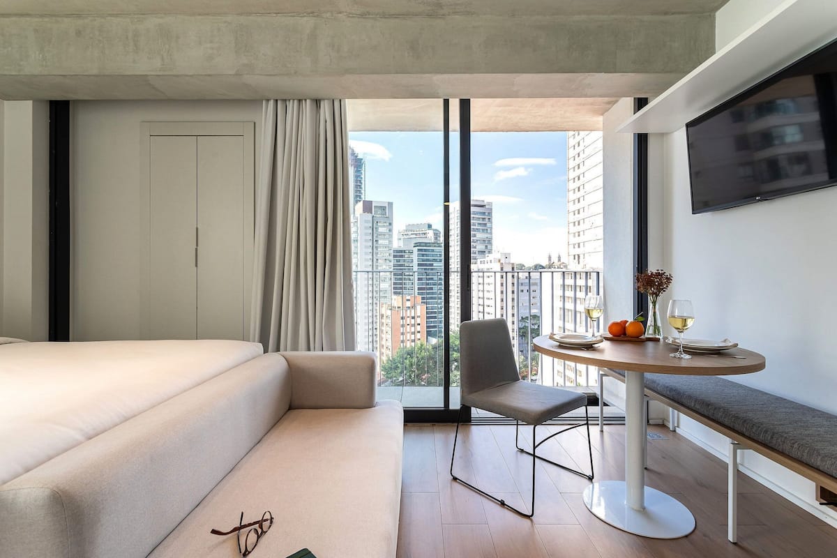 Estúdio luxo | Escrivaninha, ferros/tábuas de passar roupa, Wi-Fi de cortesia