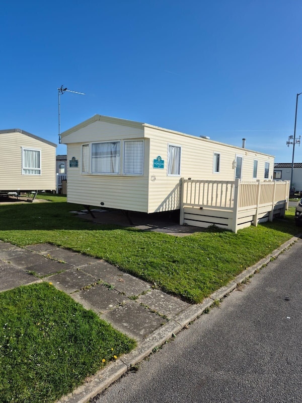 Robin Hood 3-bed Caravan, Sleeps 8, Pet Friendly - Wales