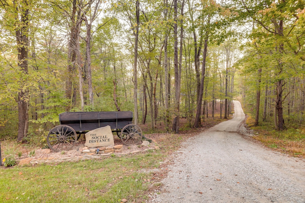 Secluded Cabin W/ Hot Tub In Hocking Hills - Hocking Hills State Park, OH