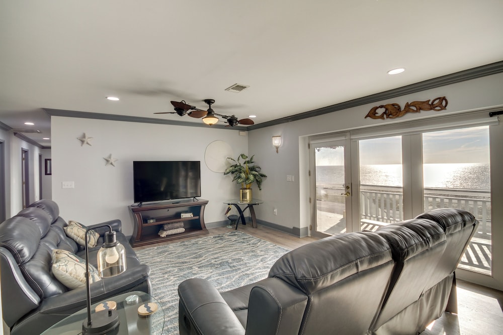 Front Row Beachfront Long Beach Getaway - Gulfport, MS