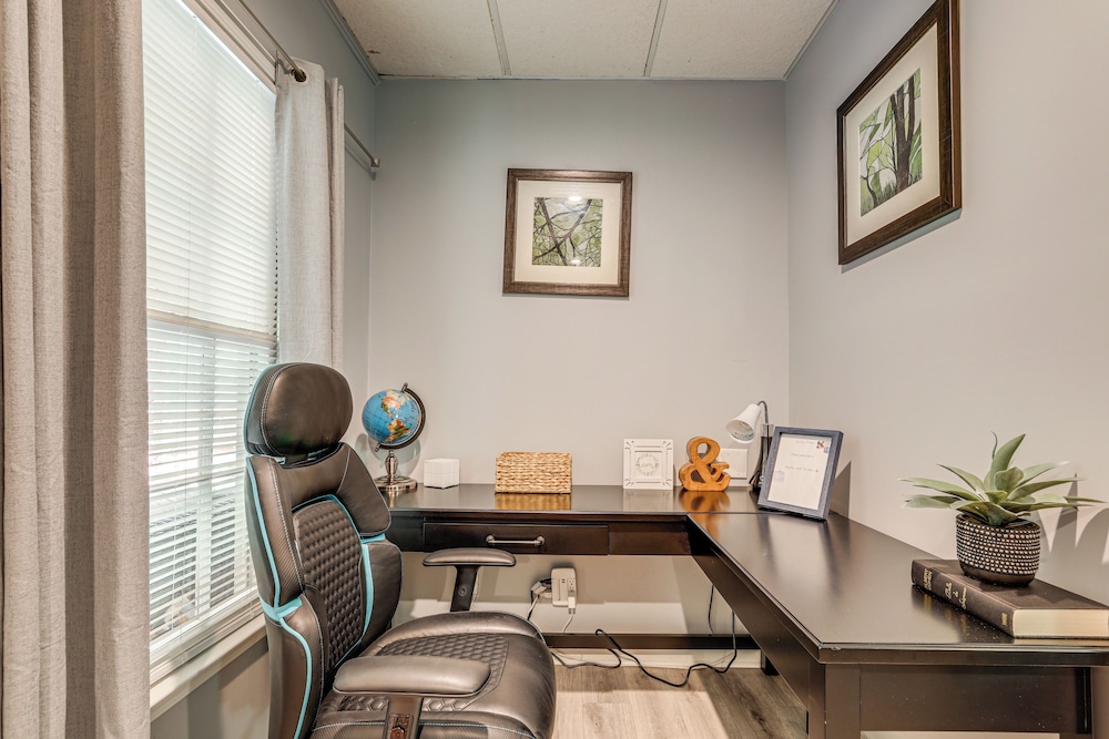 Spacious Yard & Bbq: Chic Escape In Lawrenceville! - Suwanee, GA