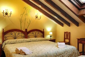 Quarto casal, vista para a montanha | Escrivaninha, Wi-Fi de cortesia