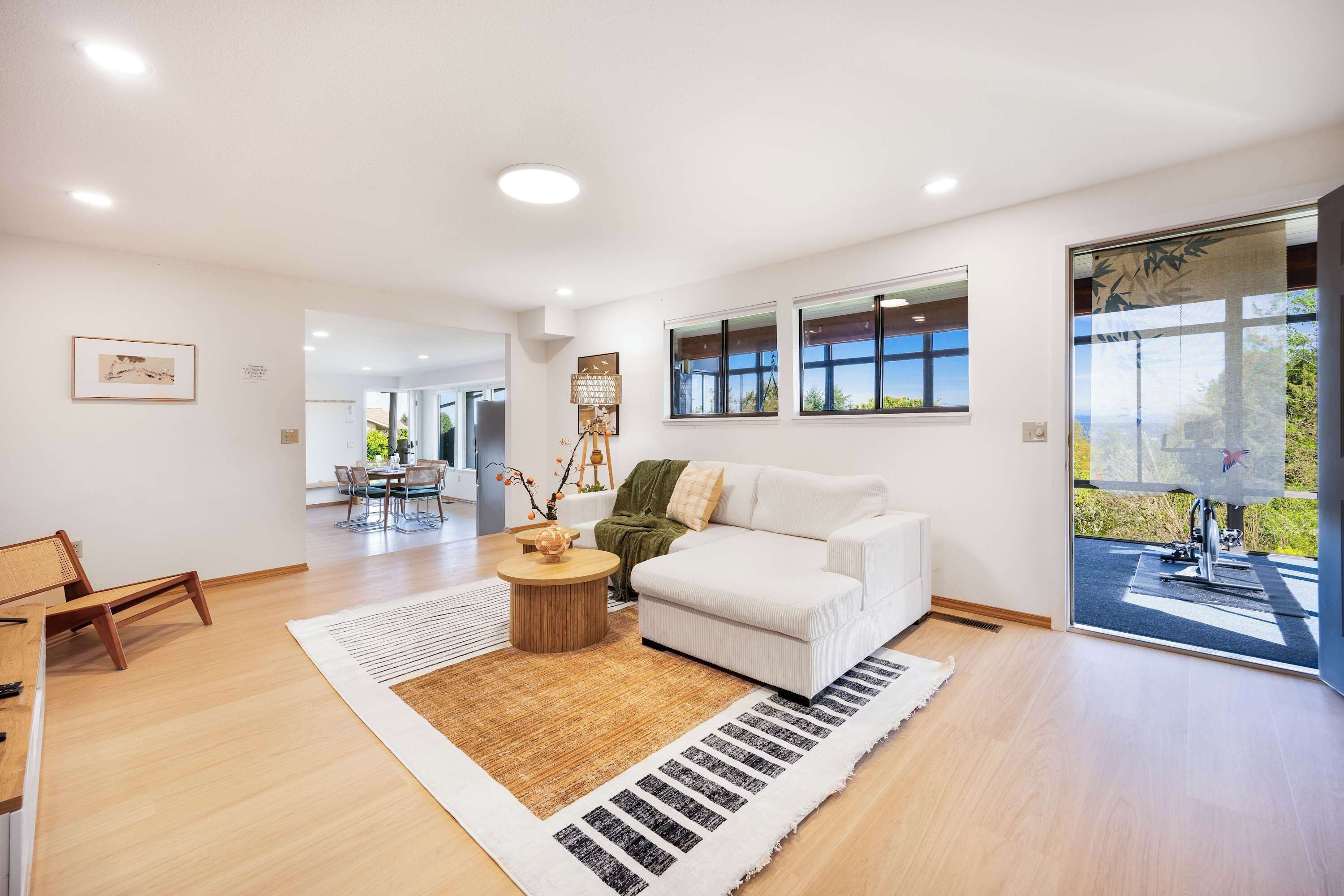 Bellevue Somerset 2br W/ Sunroom & Sweeping Views - Bellevue, WA