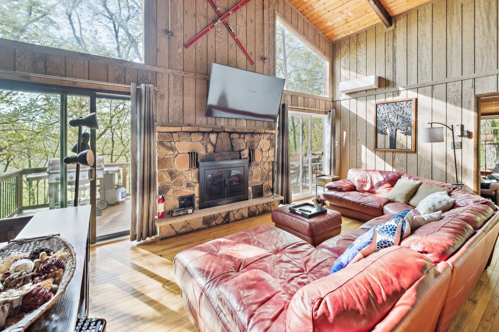 Charming Porter House In The Heart Of The Poconos 4 Bedroom Chalet - Bushkill, PA