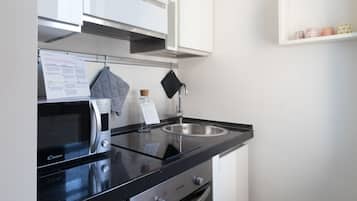 Apartamento (1 Bedroom) | Cozinha privada | Micro-ondas, fogão, chaleira elétrica, cadeirão de bebê