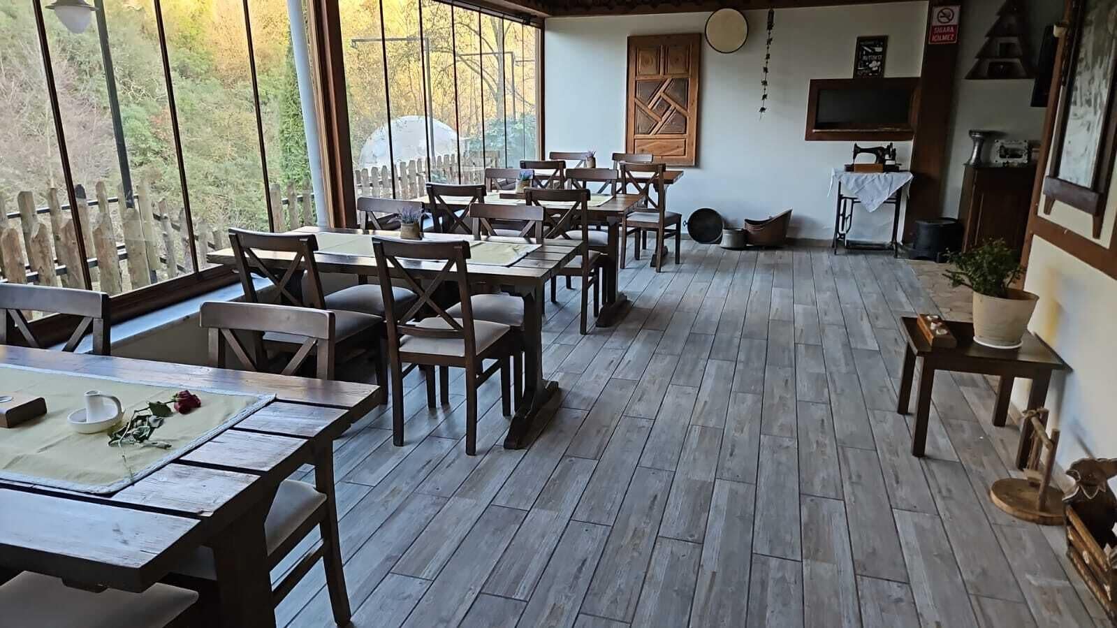 2 bares/lounges