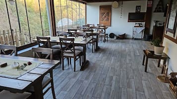 2 bares/lounges