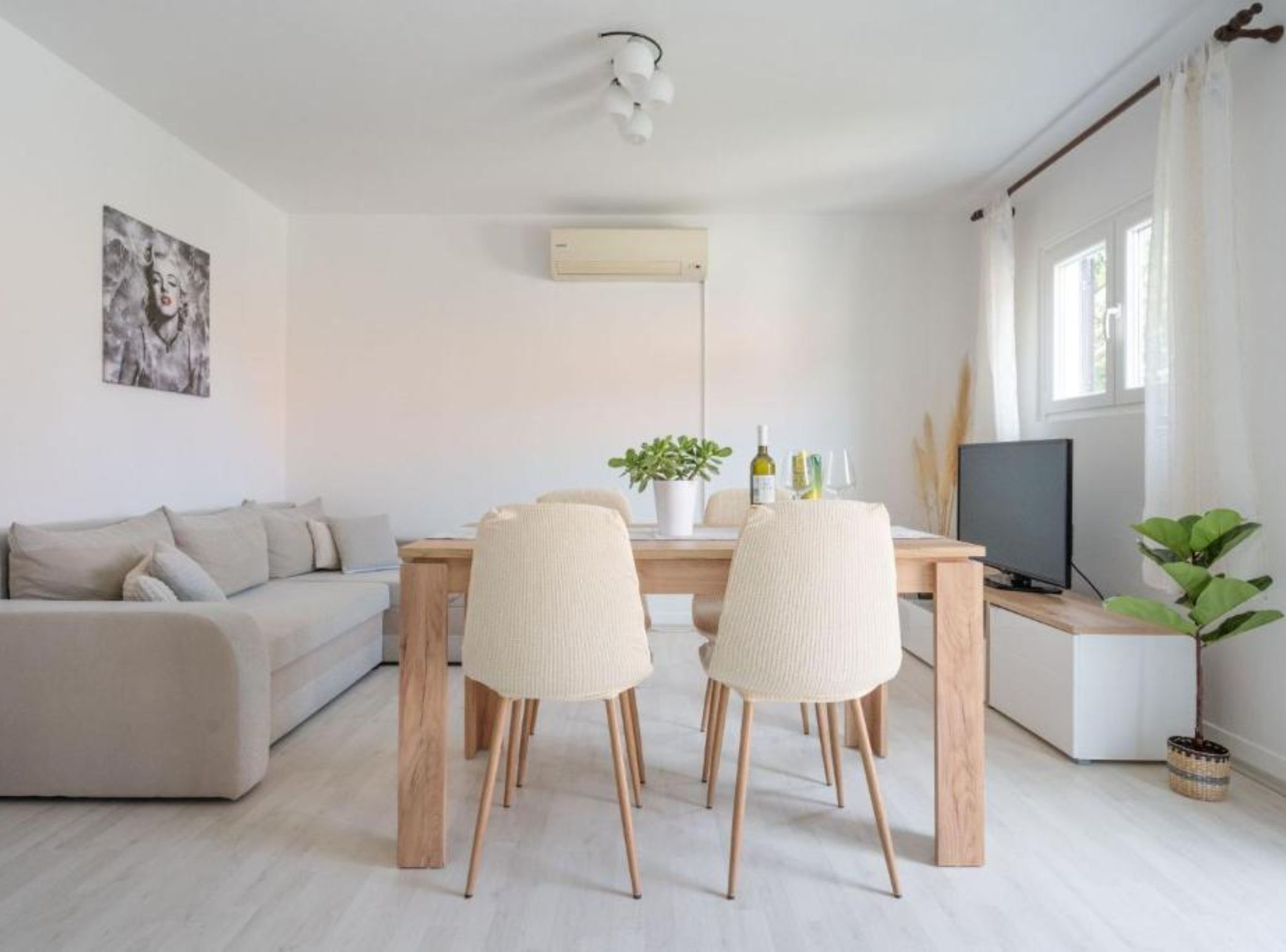 Casa (Holiday Home Seafront Oleandar) | Sala de estar | TV de tela plana 32 polegadas com canais a cabo