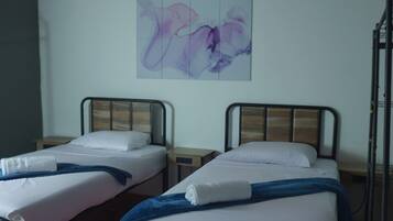 Quarto Twin Standard | Secretária, secretária adequada para computadores portáteis