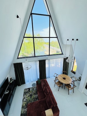 Vila superior, varanda, vista para o lago | 2 quartos, cortinas blackout, quartos à prova de som