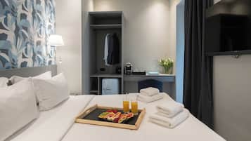 Quarto casal conforto, sacada, vista para a cidade | Frigobar, cofres nos quartos, individualmente decorados