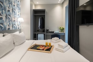 Quarto Duplo Comfort, varanda, Vista para a cidade | Minibar, cofre no quarto, com decoração personalizada 