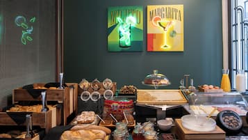 Café da manhã com buffet grátis todos os dias