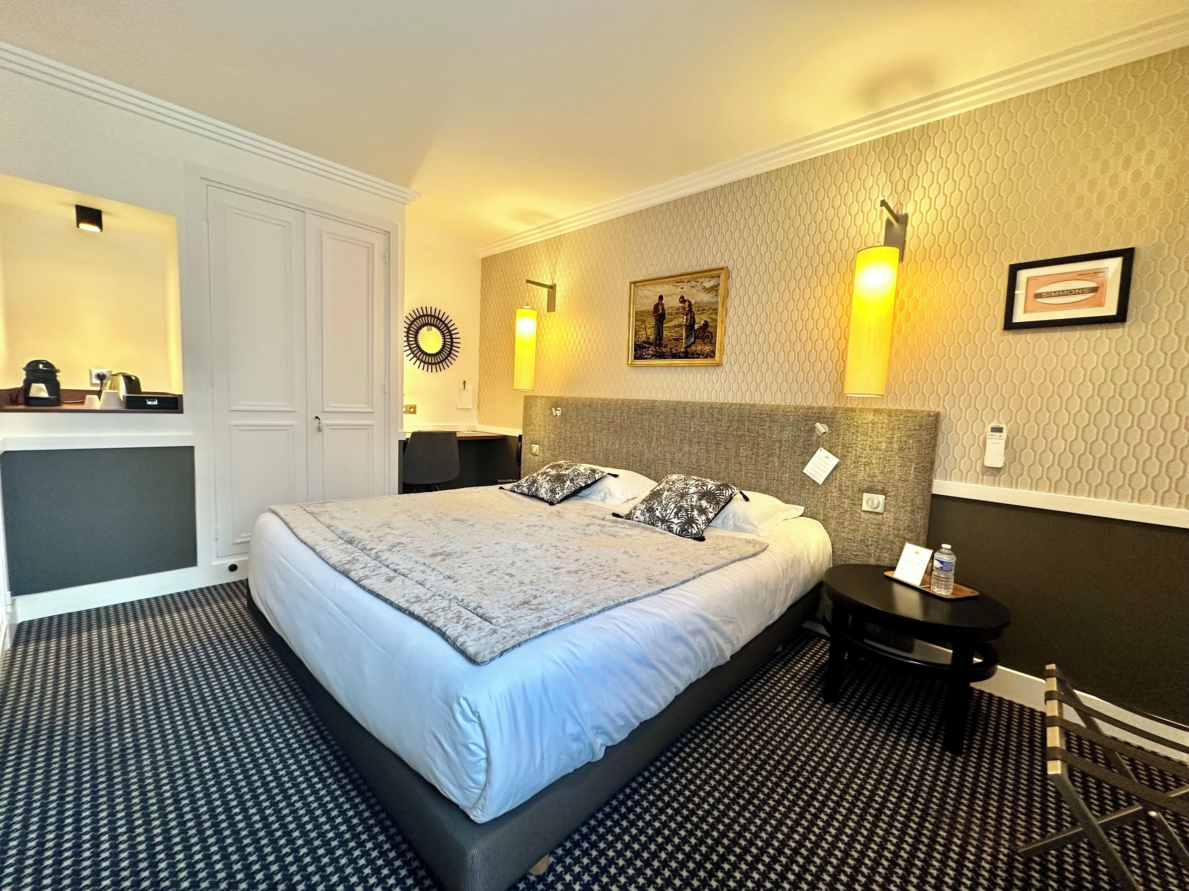 Quarto Clássico com Cama de Casal | Cofre no quarto, secretária, quartos insonorizados 