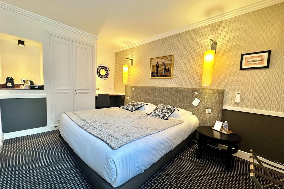 Quarto Clássico com Cama de Casal | Cofre no quarto, secretária, quartos insonorizados