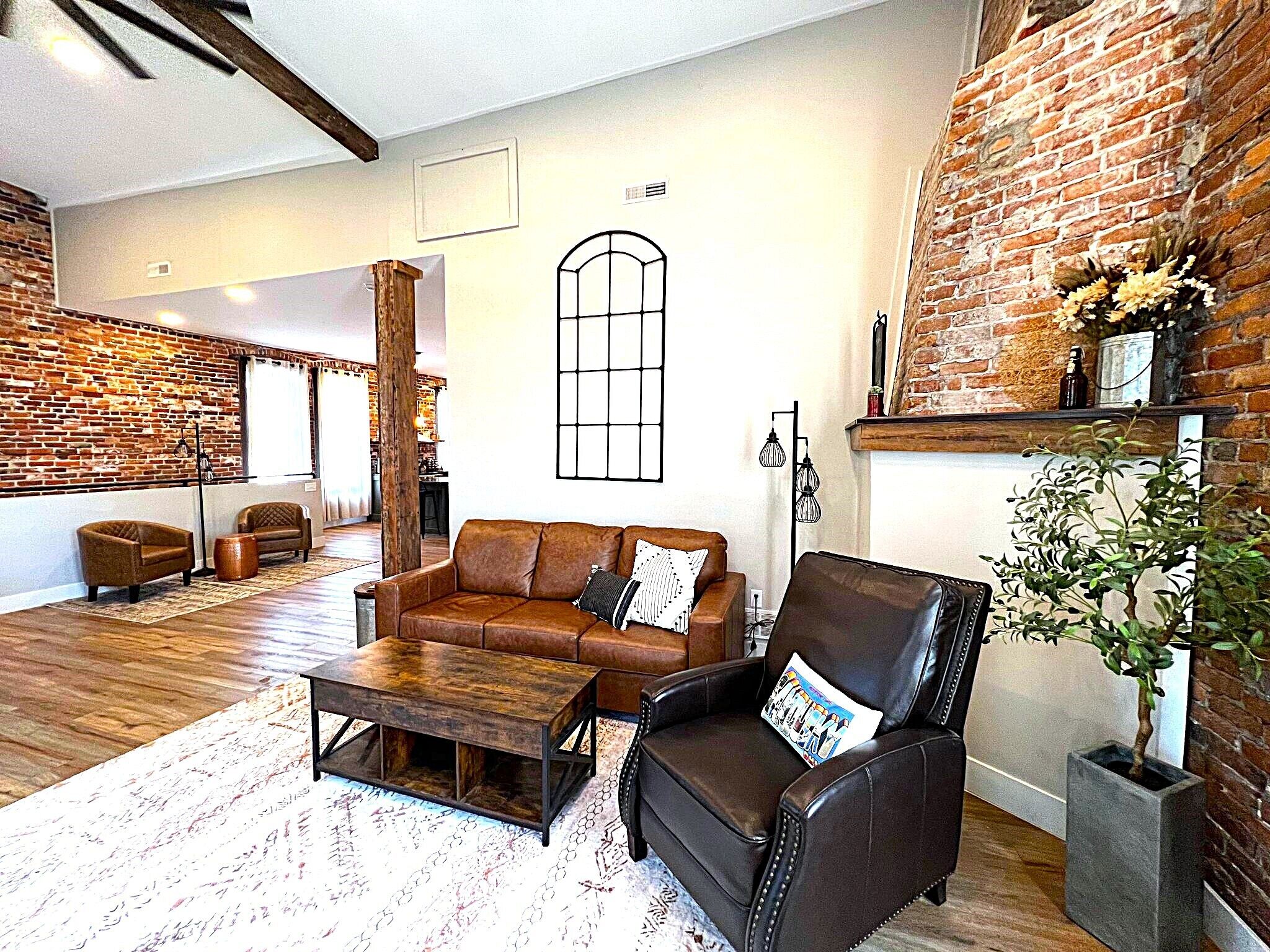 New Ultimate Downtown House-2 Apartments W/5 Bdrms - Sandusky, OH