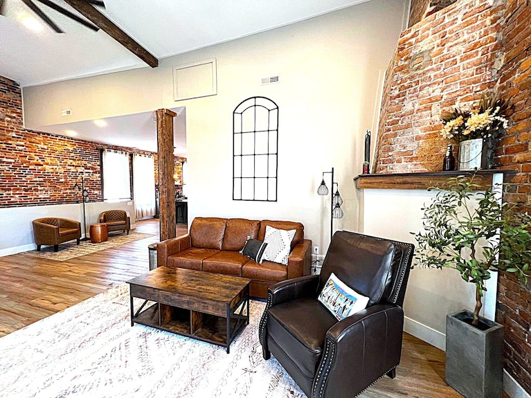 New Ultimate Downtown House-2 Apartments W/5 Bdrms - Sandusky, OH