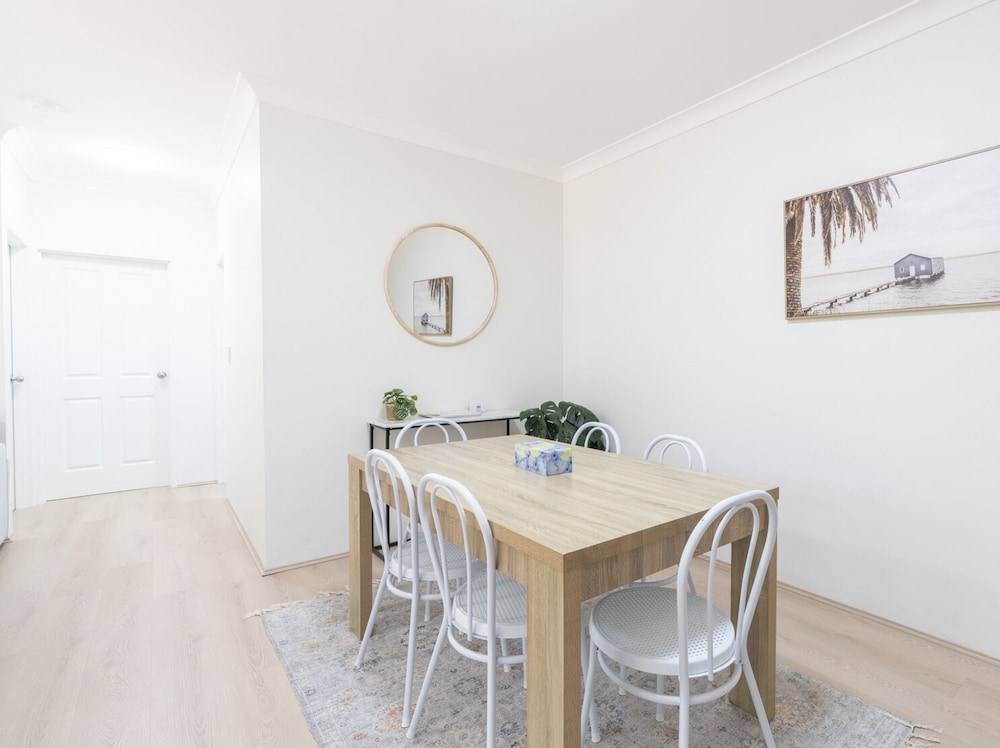 Kozyguru | Homebush West | 3-beds Apt With Parking - Strathfield