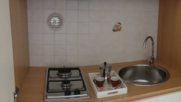 Estúdio | Cozinha privada | Um frigorífico, uma placa de cozinha, utensílios de cozinha