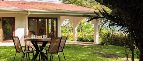 Casa de campo família, varanda, vista para o jardim | Terraço/pátio