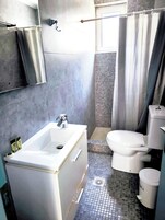 Chuveiro, toalhas de banho, sabonete, shampoo