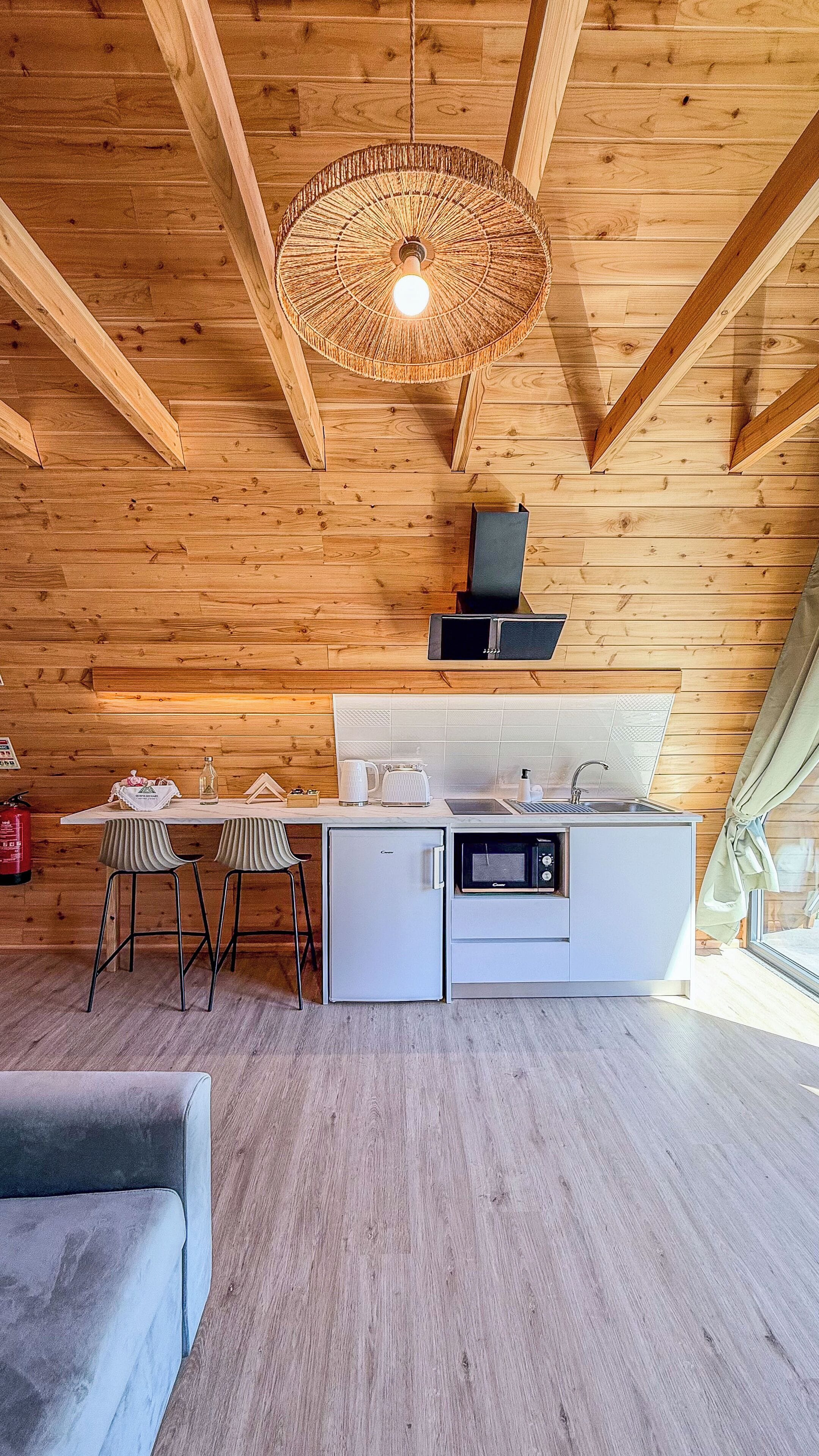 Casa standard, sacada, vista para o jardim | Cozinha privada | Frigobar, micro-ondas, cooktop, talheres/pratos/utensílios de cozinha