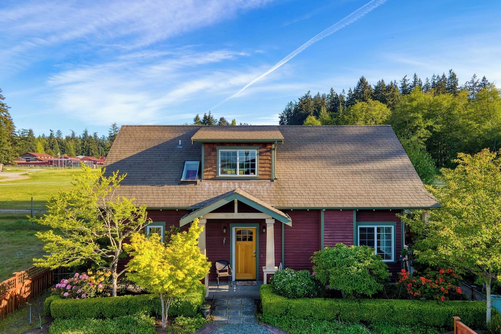 Sunny Backyard, Fireplace, Coastal Access In Peaceful Neighborhood Near Shopping - Langley, WA