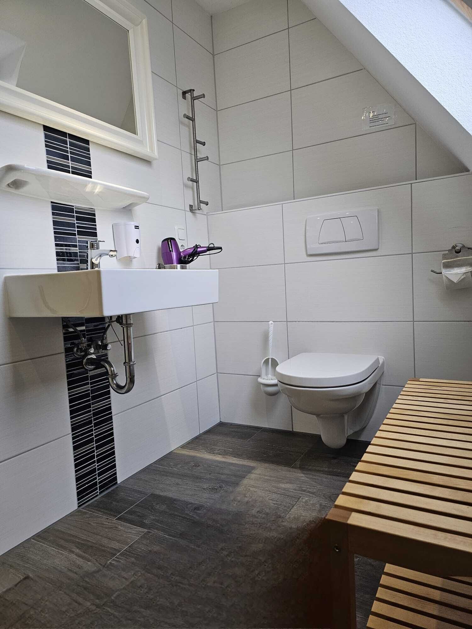 Quarto Triplo Standard, vista para o pátio | Casa de banho