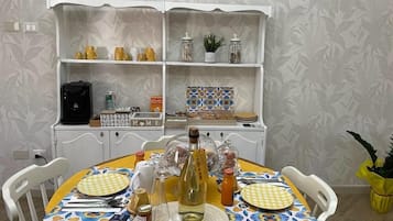 Apartamento, vista para a montanha | Sala de estar | Televisor