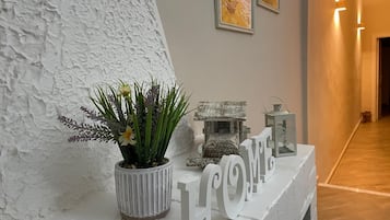 Apartamento, vista para a montanha | Sala de estar | Televisor