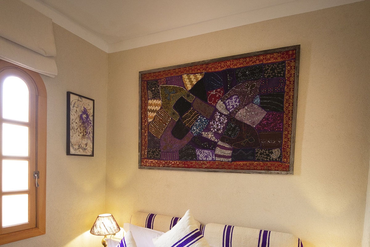 1 quarto, roupa de alta qualidade, cofre no quarto