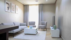 Apartamento Familiar, Vista para a cidade | Sala de estar | TV de ecrã plano