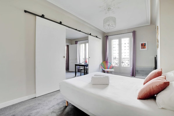 Apartamento | 2 quartos, secretária adequada para computadores portáteis