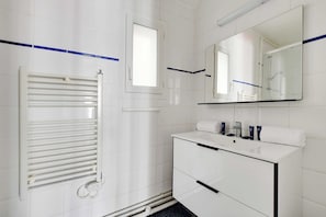 Apartamento | Casa de banho | Um secador de cabelo, toalhas fornecidas