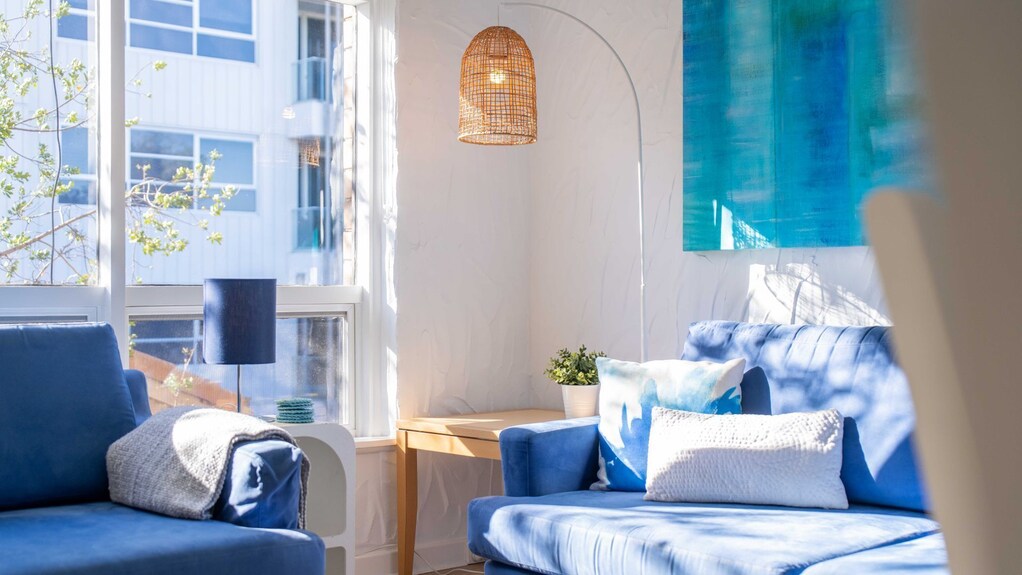 Summer's Endless Coastal Escape - 글레넬그