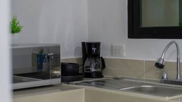 Minifrigorífico, um micro-ondas, uma cafeteira/bule