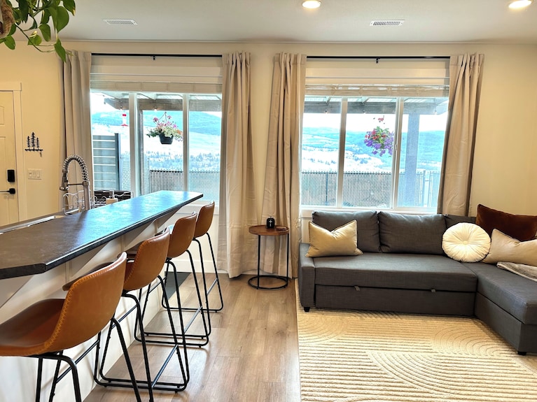 The Sunrise Suite: Bright | Modern | Beautiful (Fully Registered W/ Regulations) - Kelowna