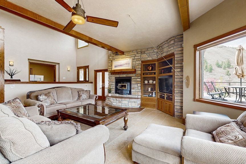 Spacious Mountain Retreat W/ Incredible Views, Hot Tub, Gym & Great Location - Durango