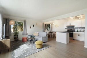 Apartamento Familiar, 2 quartos, pátio, vista para a montanha | Sala de estar | Televisor LED de 55 polegadas com canais digitais 