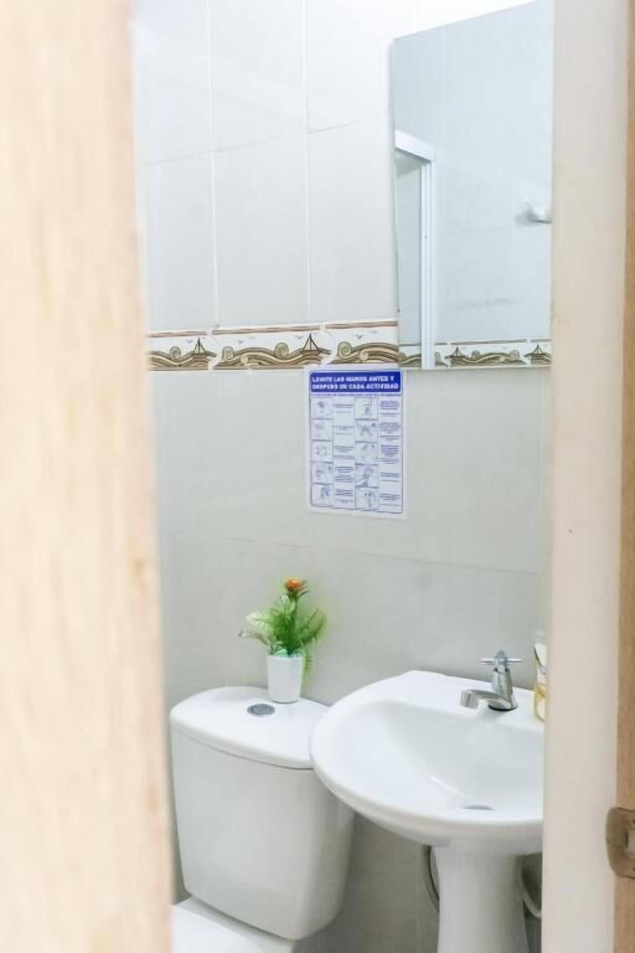 Um polibã, um chuveiro fixo, toalhas fornecidas, sabão 